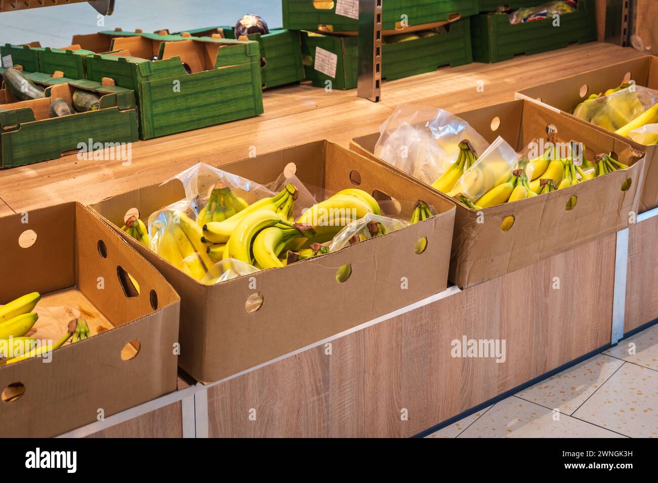 Fresh ripe banana fruit boxes on shop shelf Stock Photo - Alamy