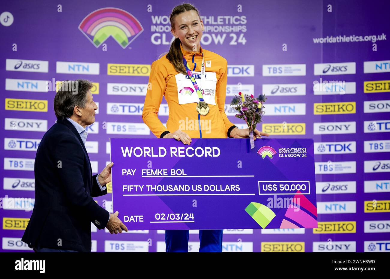 GLASGOW - Femke Bol with her gold medal and check for the world record ...