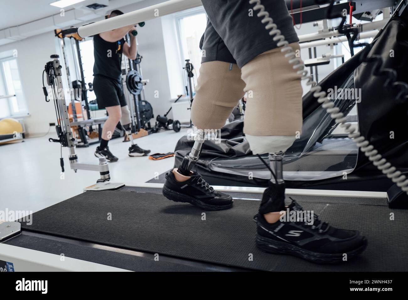 Sur deux jambes hi-res stock photography and images - Alamy