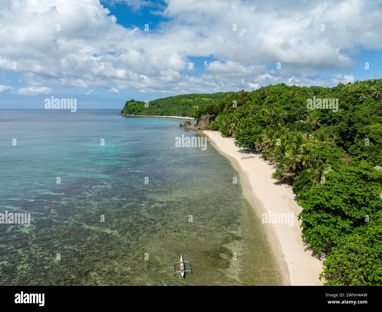 Clear water and white sand in tropical beach. Santa Fe, Tablas, Romblon ...