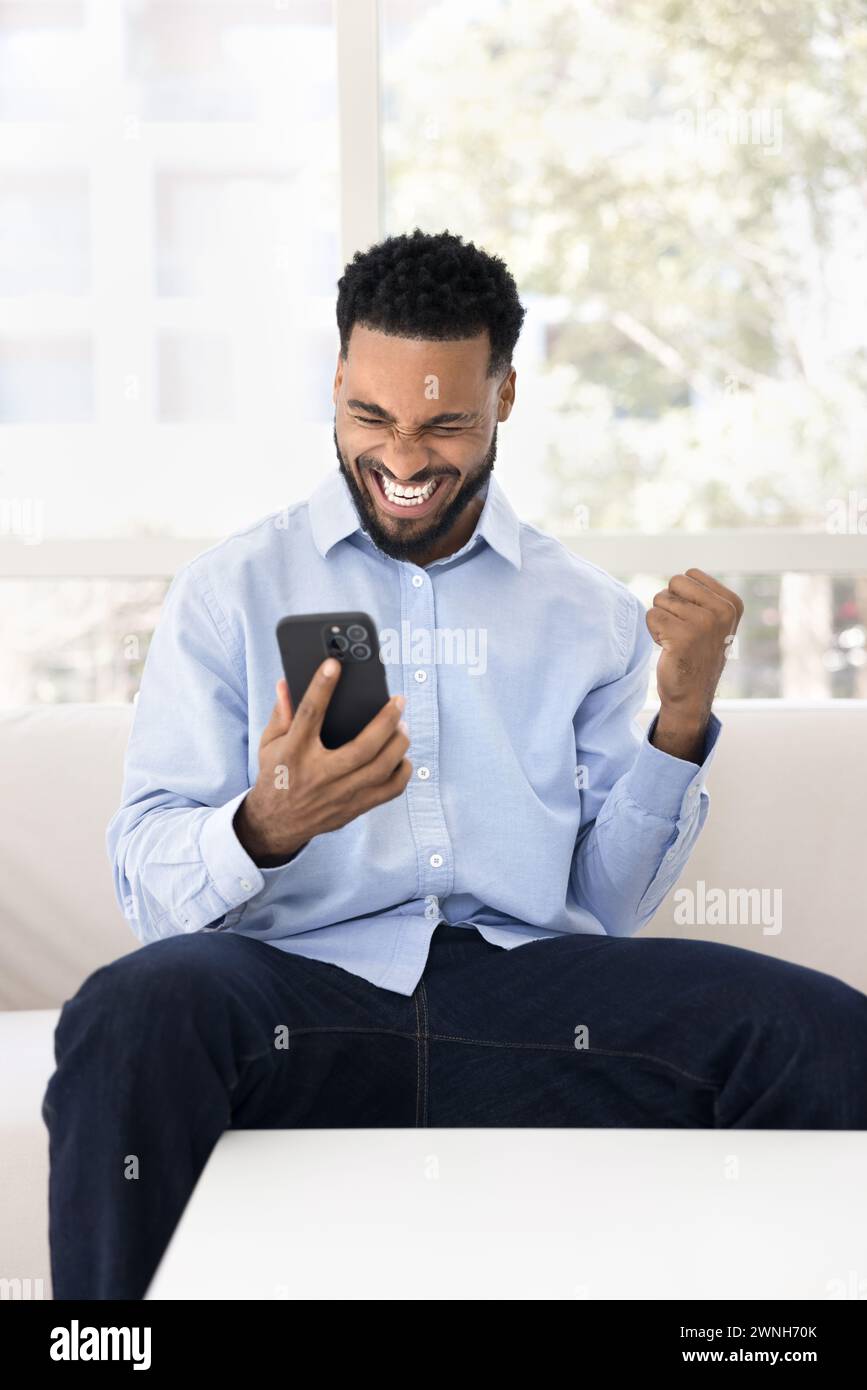 African man receiving phone call hi-res stock photography and images ...