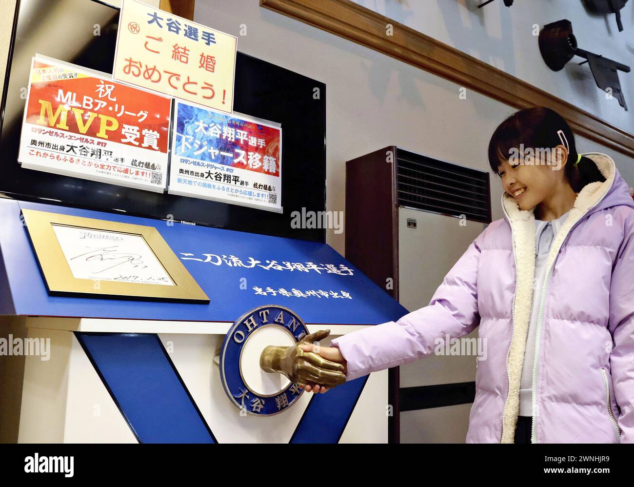A life-sized "handshake statue" of Shohei Ohtani is newly installed in ...