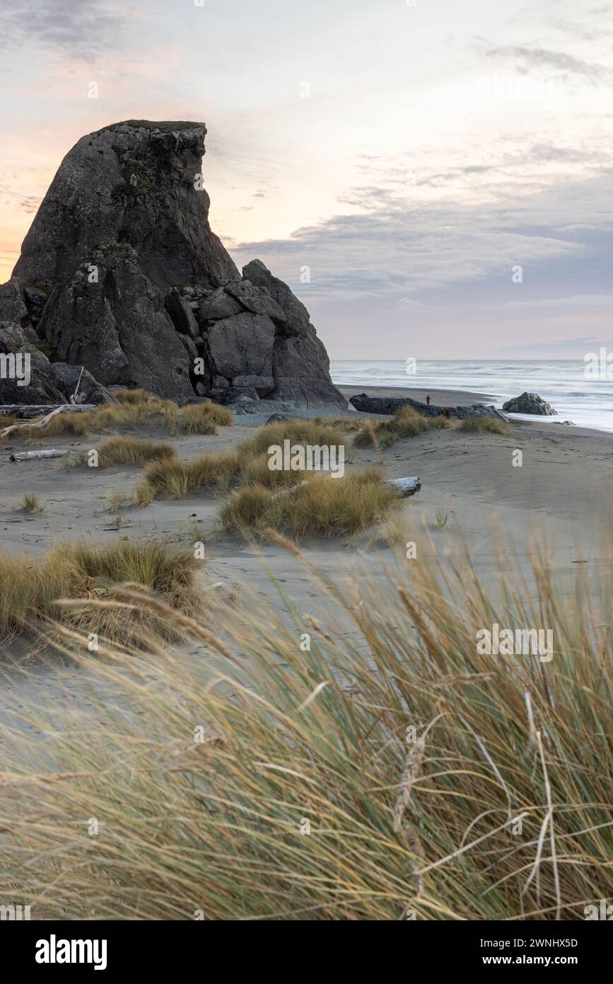 Beautiful sunset in Southern Oregon viewed from kissing rock beach ...