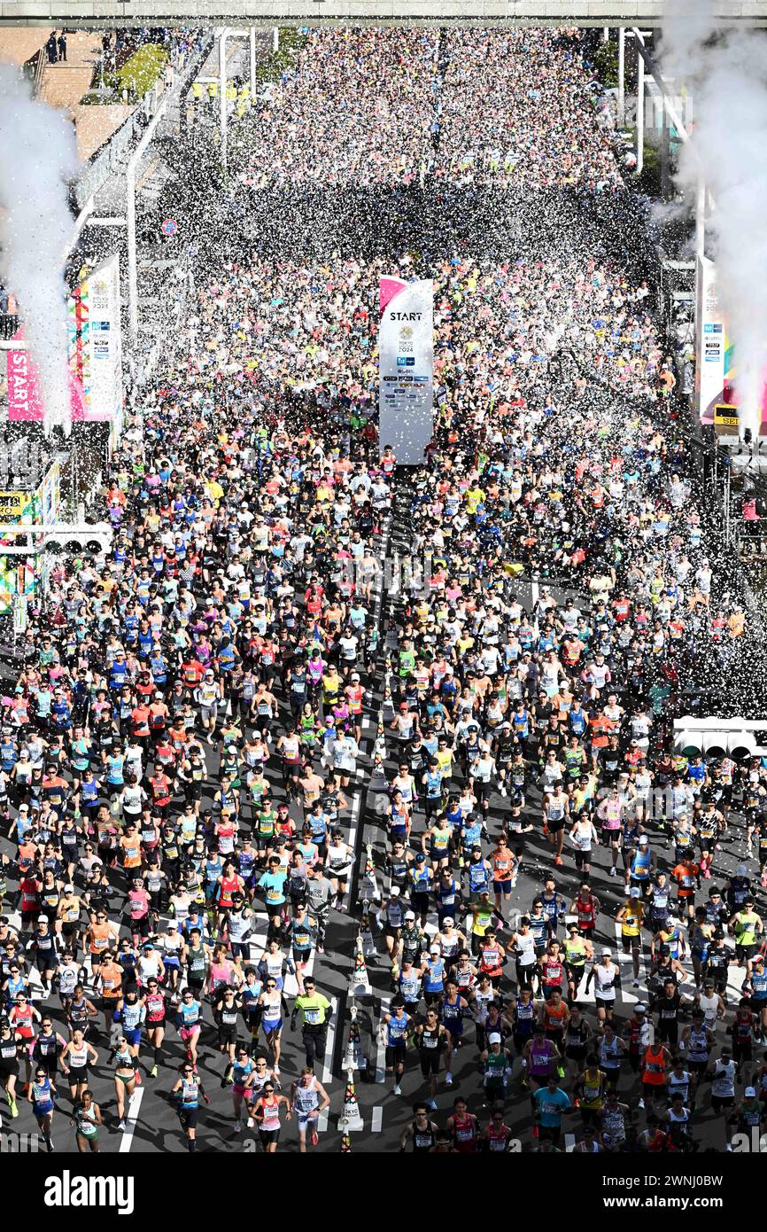 Lots of runners start during Tokyo Marathon 2024 in Shinjuku Ward ...