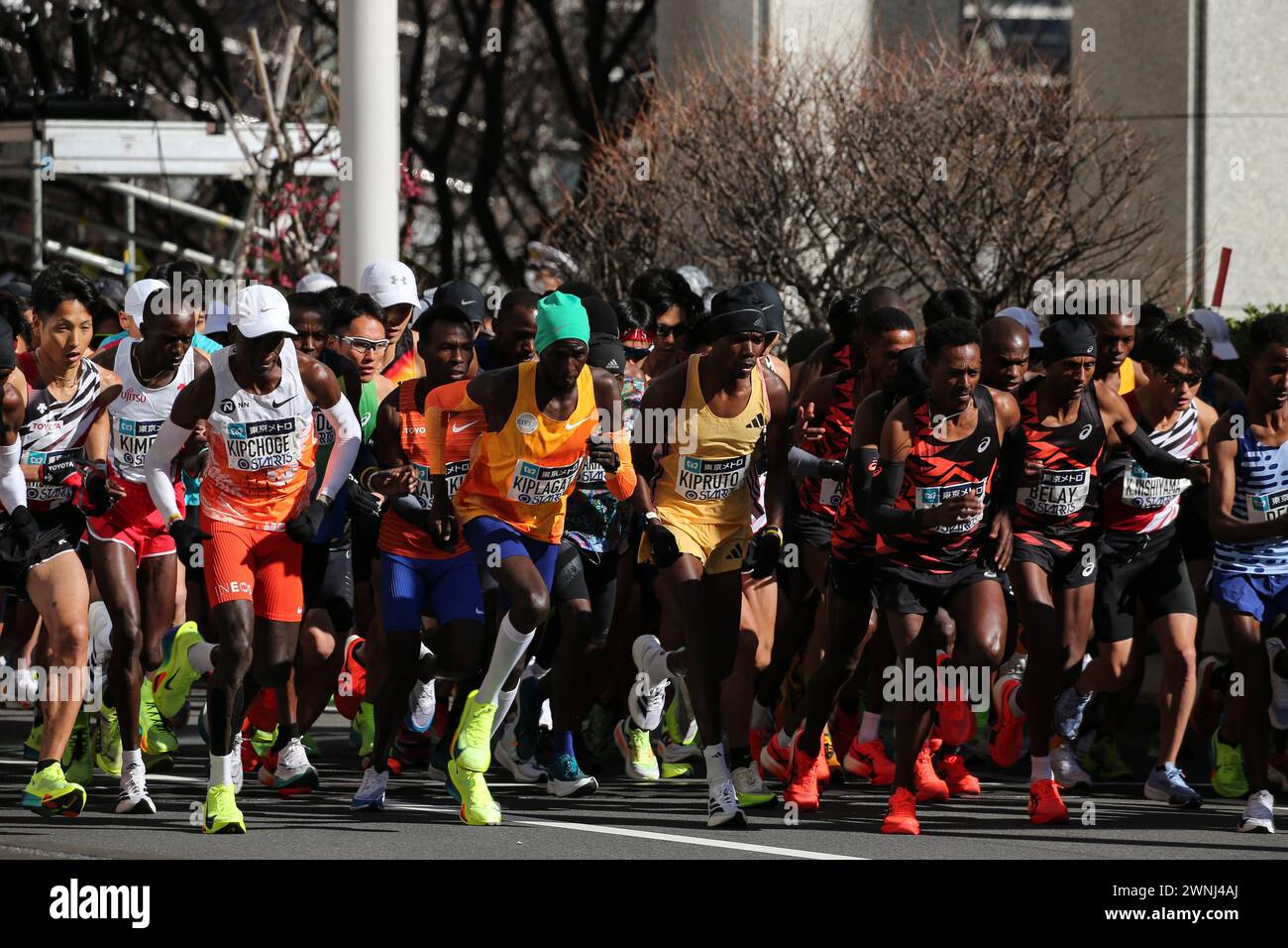 Tokyo, Japan. 3rd Mar, 2024. The first wave of runner start running ...