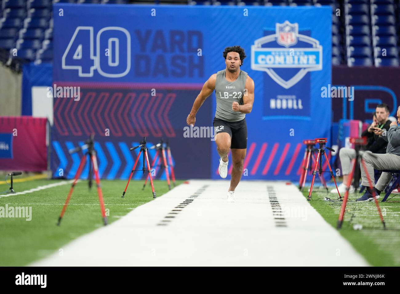 UCLA linebacker Gabriel Murphy runs the 40-yard dash at the NFL football scouting combine ...