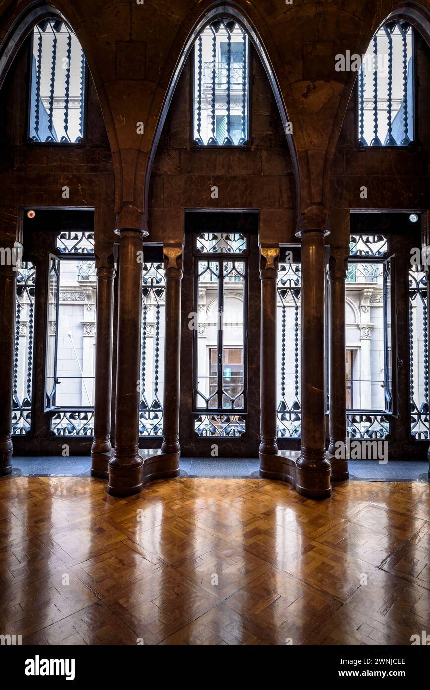 Edificio a colonne hi-res stock photography and images - Alamy