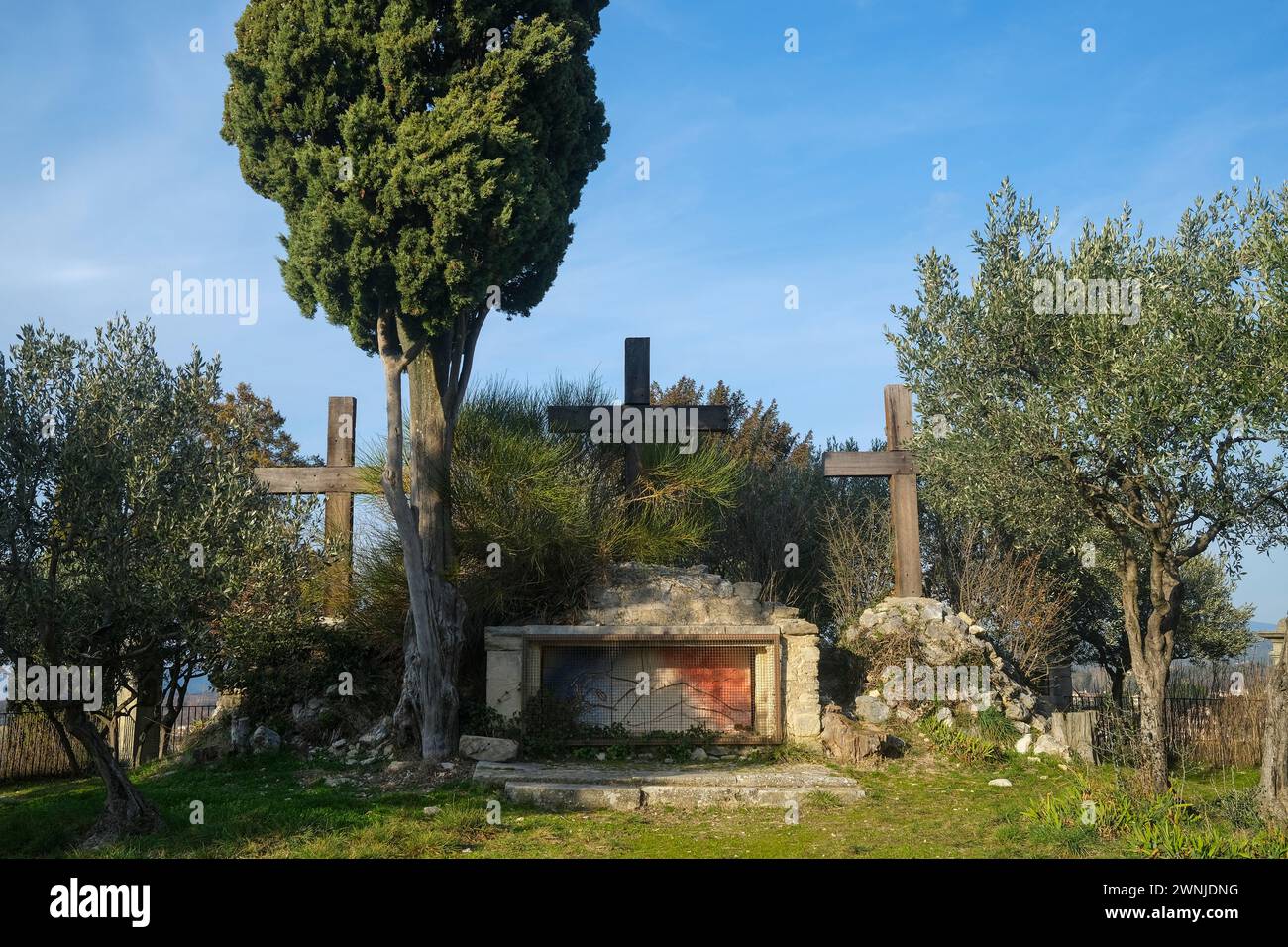 The calvary of Malaucene, or Le Calvaire de Malaucene in Vaucluse ...
