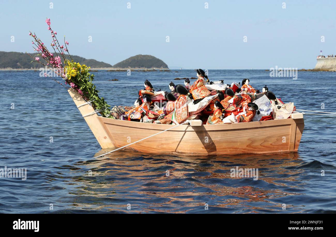 Lots of Hina dolls are washed out to sea on small boats in Wakayama ...