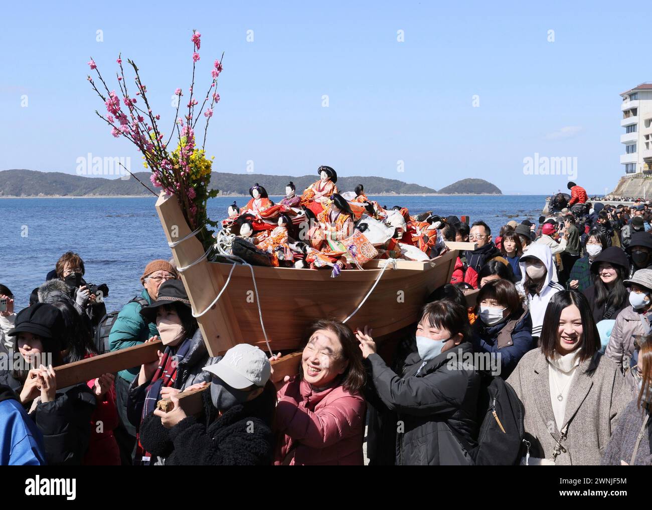 Lots of Hina dolls are washed out to sea on small boats in Wakayama ...