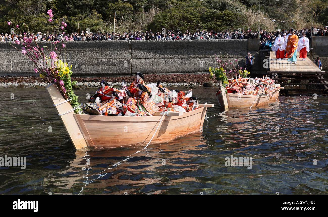 Lots of Hina dolls are washed out to sea on small boats in Wakayama ...