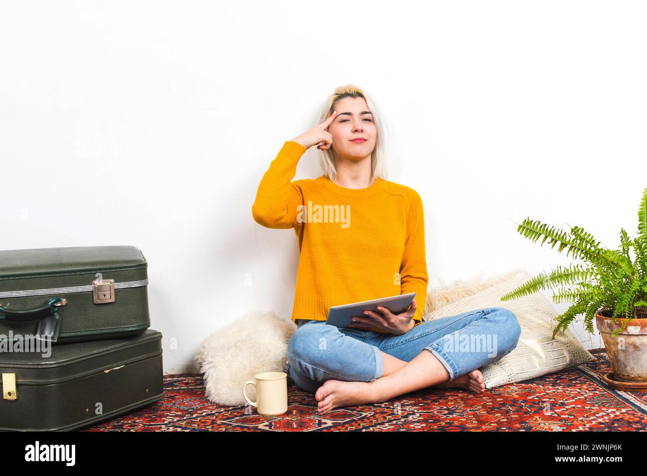 Thinking pose hi-res stock photography and images - Alamy