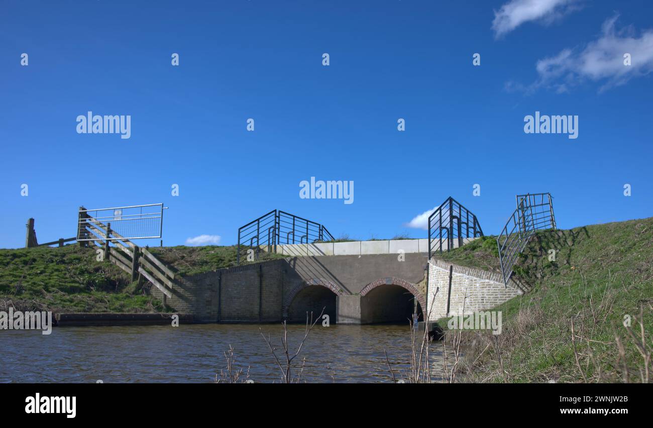 Wood sluice gate hi-res stock photography and images - Alamy