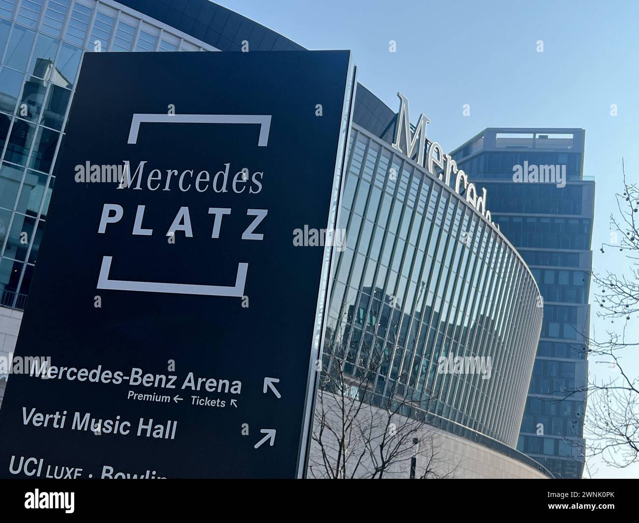 Schild Mercedes Platz mit der Mercedes-Benz Arena Berlin *** Sign ...