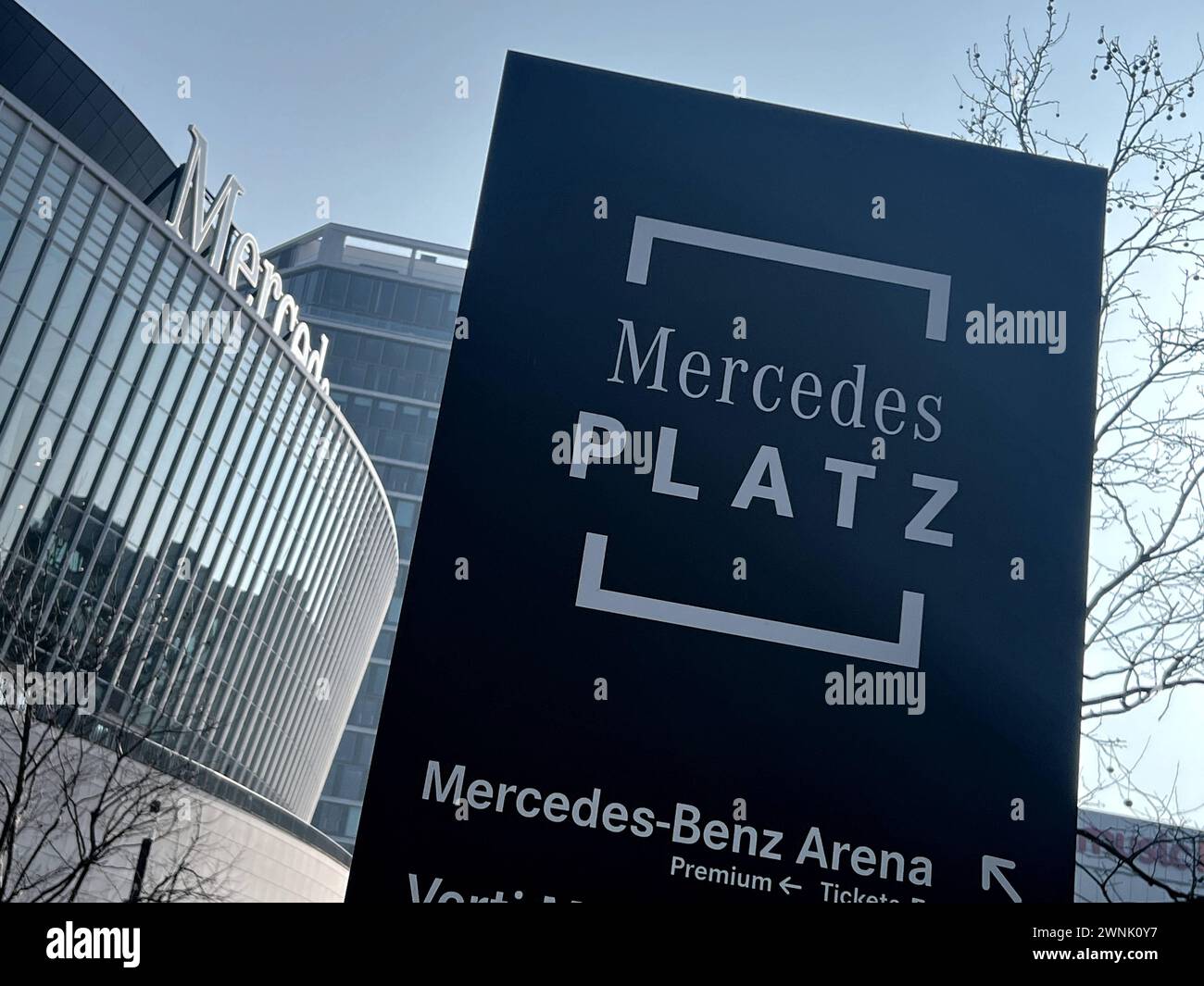 Schild Mercedes Platz mit der Mercedes-Benz Arena Berlin *** Sign ...