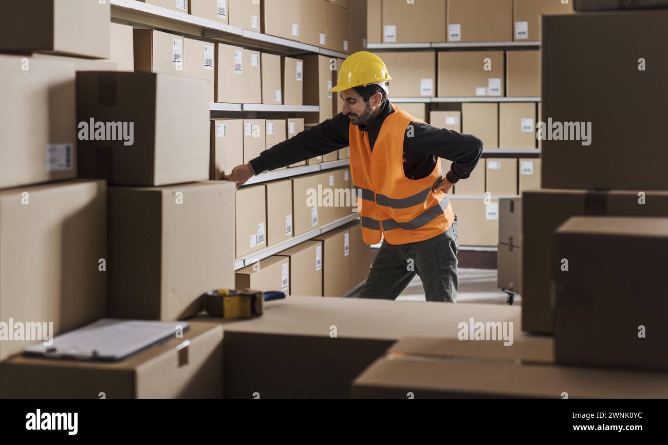 Worker lifting cardboard box hi-res stock photography and images - Alamy
