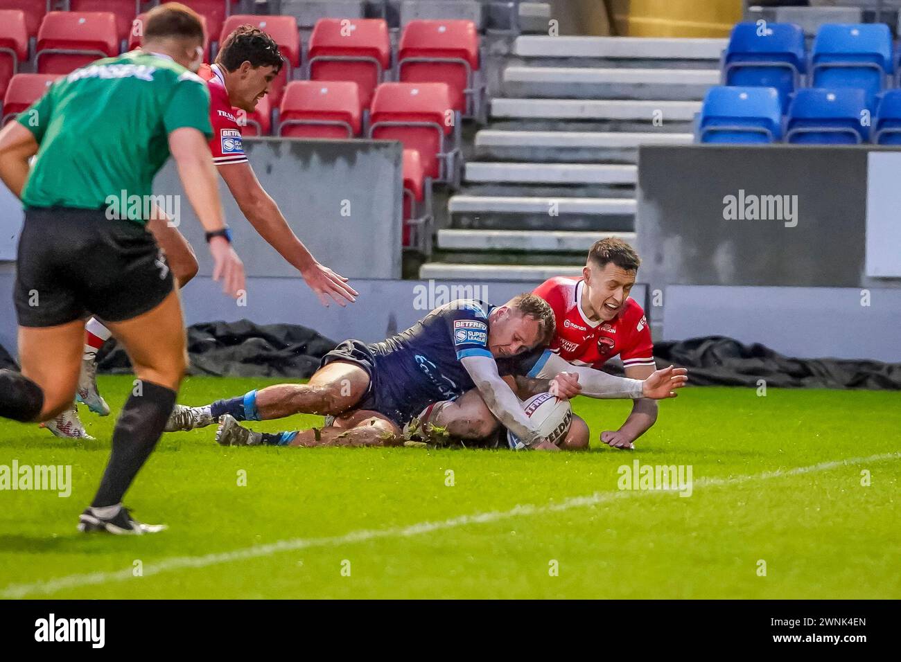 Deon Cross scores in the corner to give Salford the lead. Salford Red ...