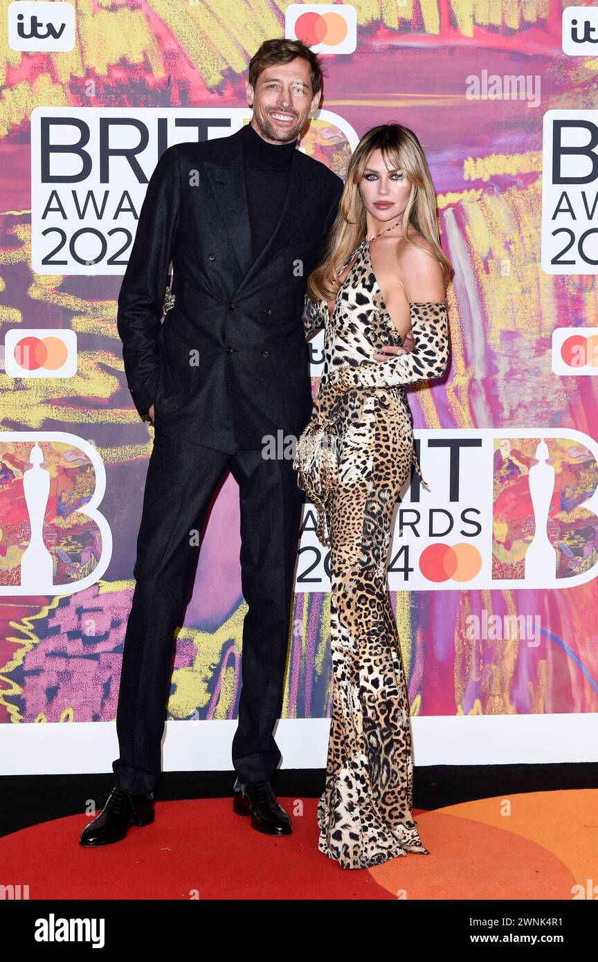 Peter Crouch mit Ehefrau Abbey Clancy bei der Verleihung der 44. BRIT ...