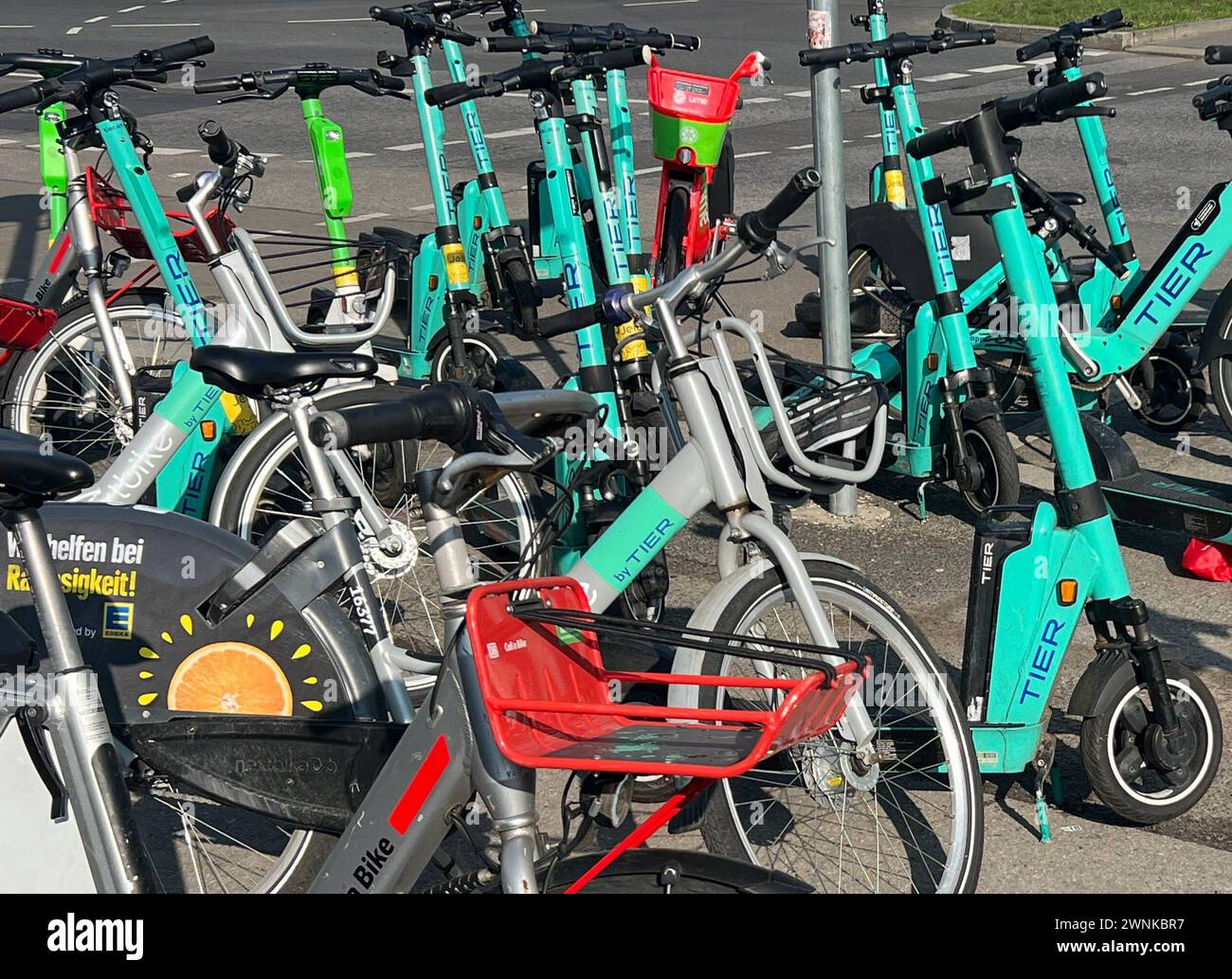 Parkplatz E-Roller E-Scooter *** Parking lot E Scooter E Scooter ...