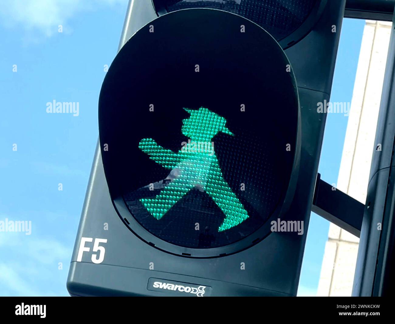 Ampel mit grünem Füßgängersymbol *** Traffic light with green ...
