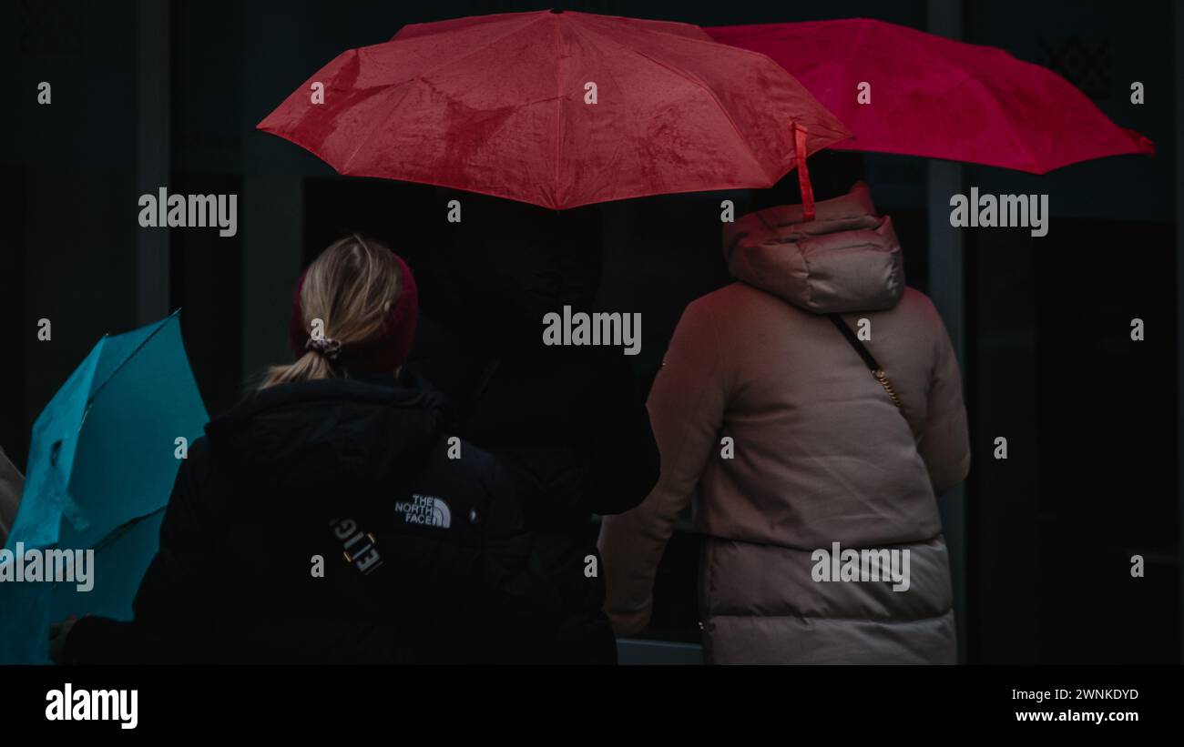 Sheltering from the rain in London Stock Photo - Alamy