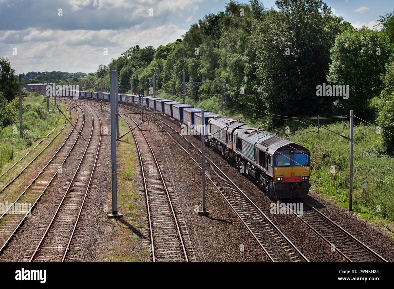 2 Direct Rail Services class 66 locomotives haul the Daventry - Mossend ...