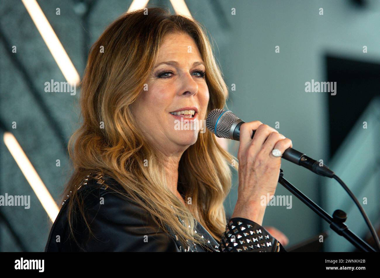 Rita Wilson live beim C2C: Country to Country 2024 Music Festival in ...
