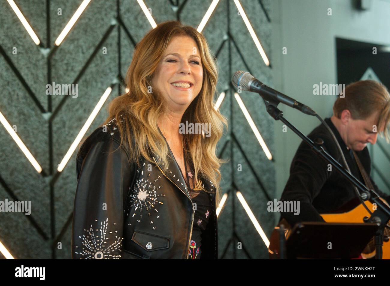 Rita Wilson live beim C2C: Country to Country 2024 Music Festival in ...