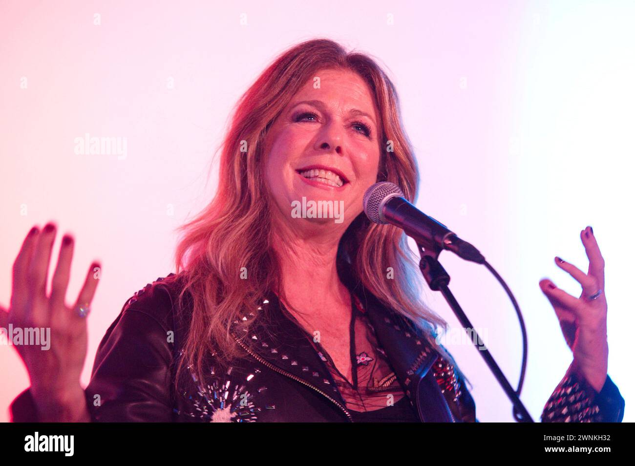 Rita Wilson live beim C2C: Country to Country 2024 Music Festival auf ...