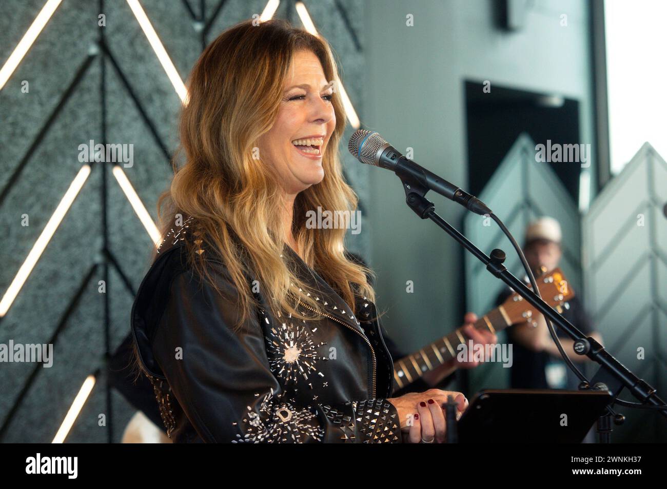 Rita Wilson live beim C2C: Country to Country 2024 Music Festival in ...