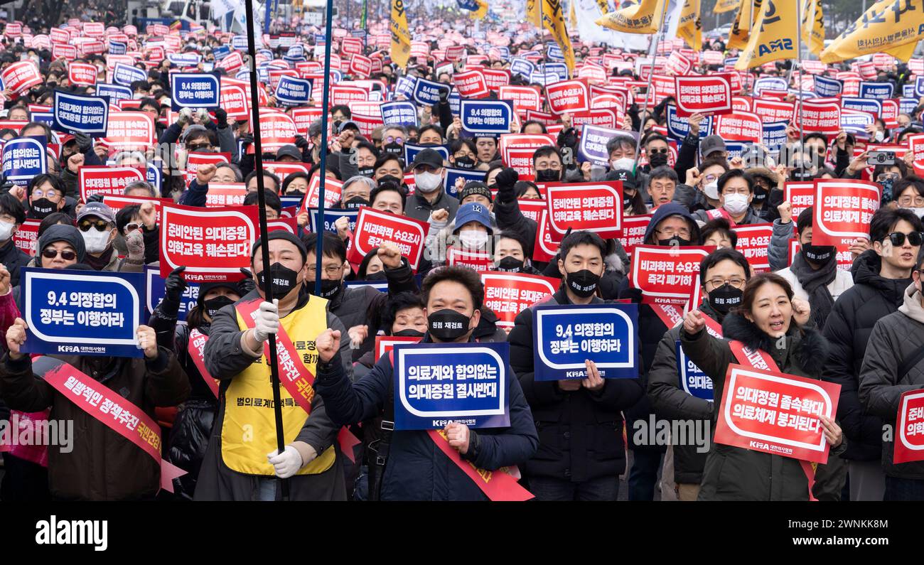 Seoul, South Korea. 3rd Mar, 2024. South Korean doctors participate in ...
