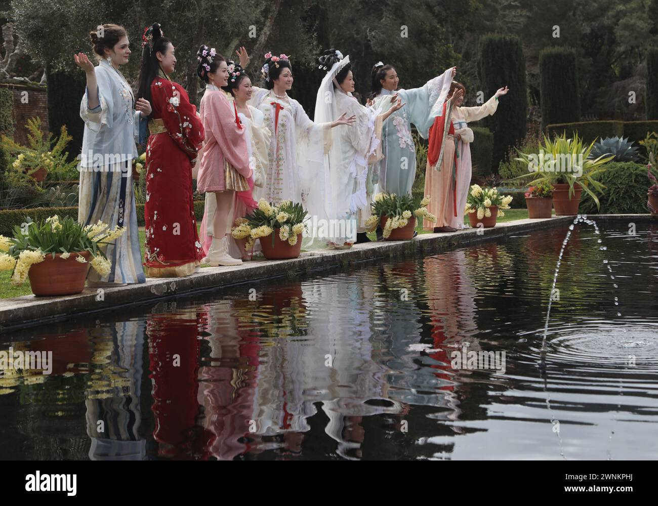 Woodside, USA. 2nd Mar, 2024. Hanfu enthusiasts demonstrate traditional ...