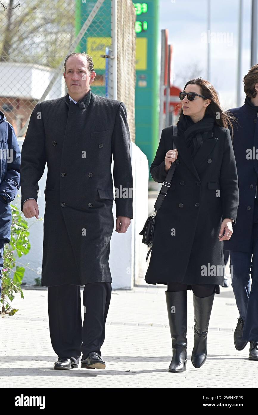 Bruno Gómez-Acebo and Barbara Cano arrives at San Isidro Cemetery for ...