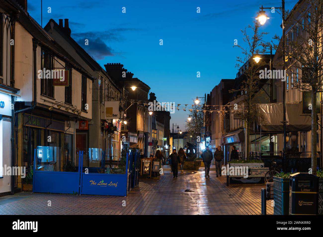 Early evening street lights hi-res stock photography and images - Alamy