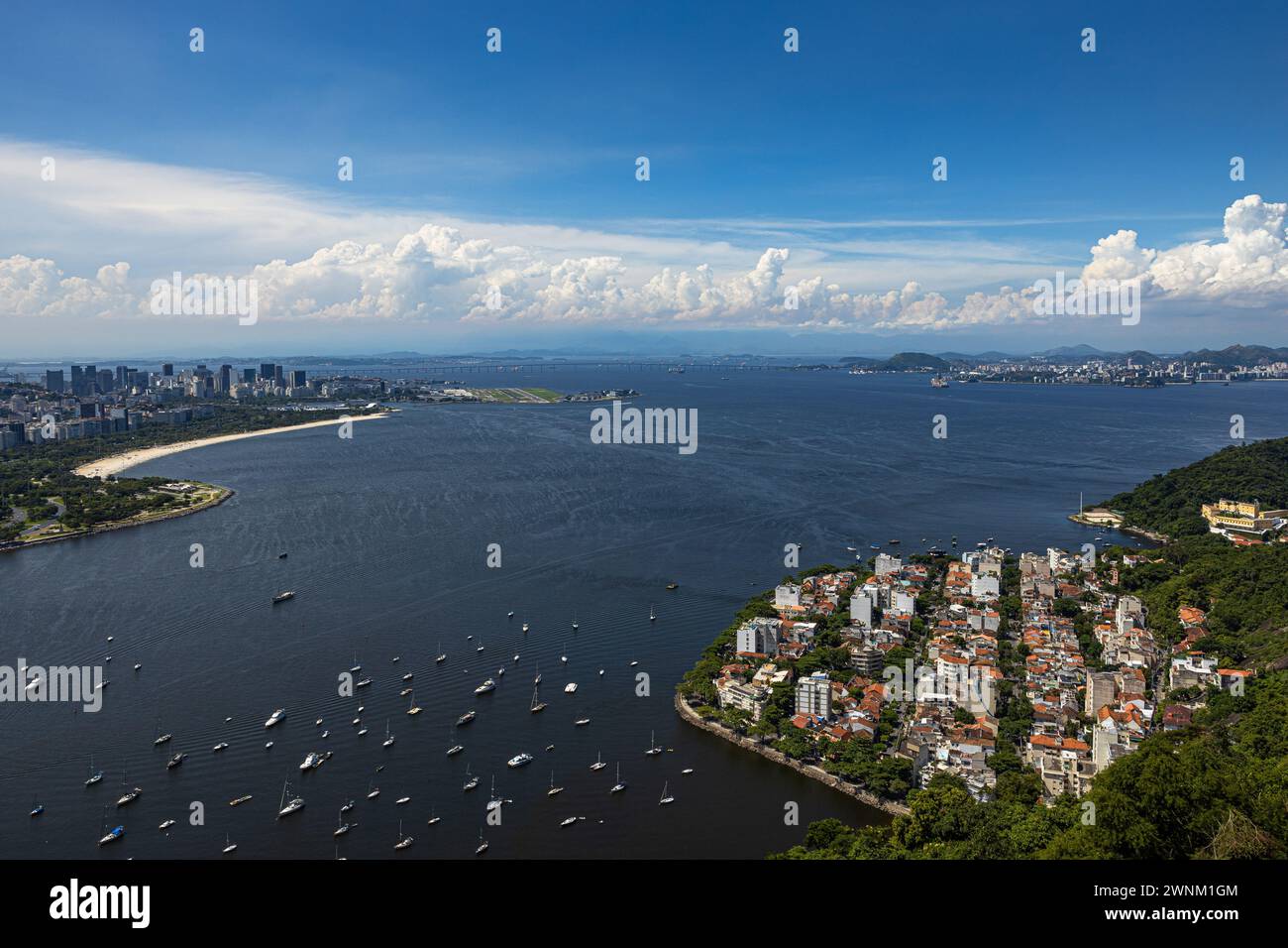 Sugarloaf mountain and guanabara bay hi-res stock photography and ...