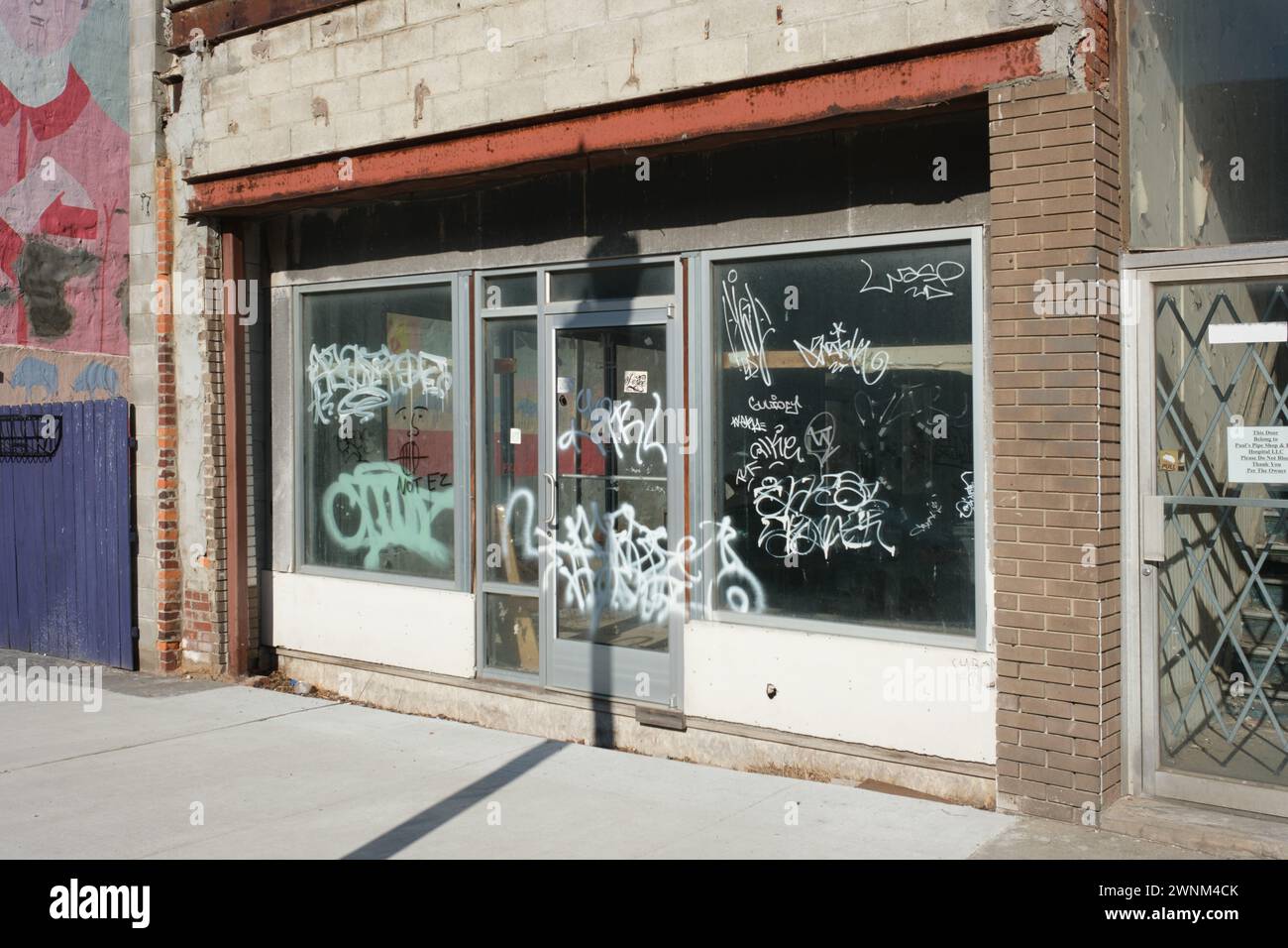 Shuttered storefront hi-res stock photography and images - Alamy
