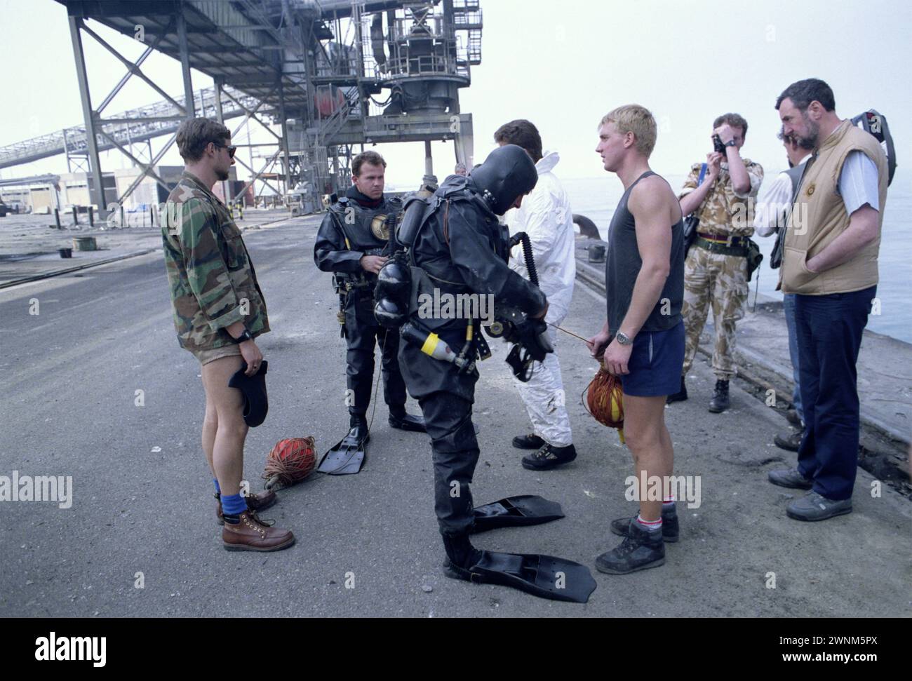 First Gulf War: 20th March 1991 Royal Navy divers prepare to go to work ...