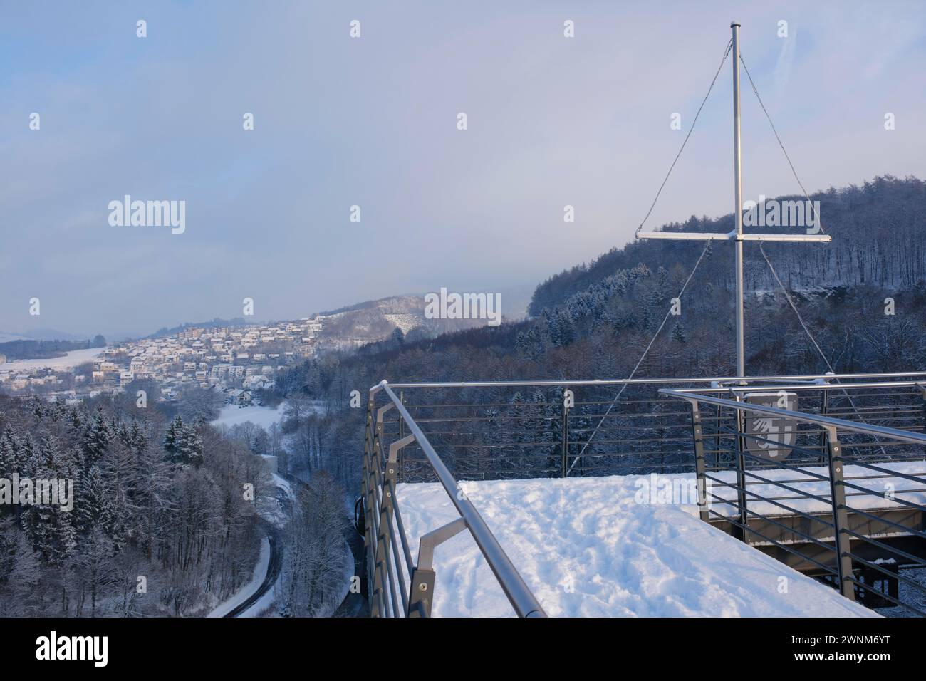 Viewing platform on the Hennedamm with a view of Meschede, snow ...