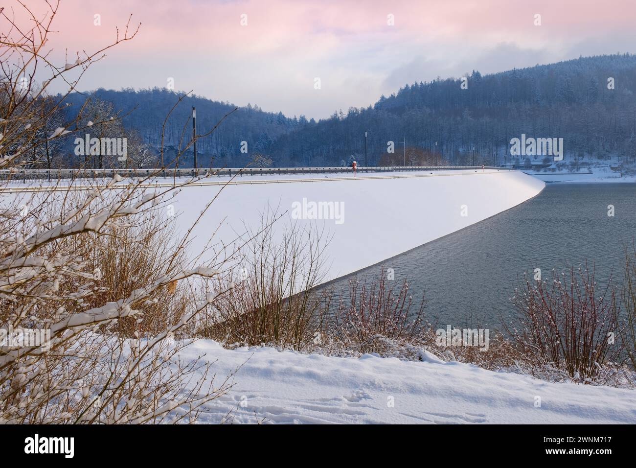 Dam on the Hennesee, Hennetalsperre, winter landscape, Sauerland ...