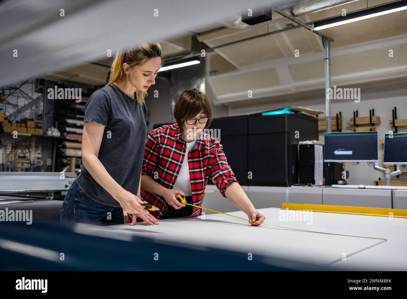 Retail employees hi-res stock photography and images - Alamy