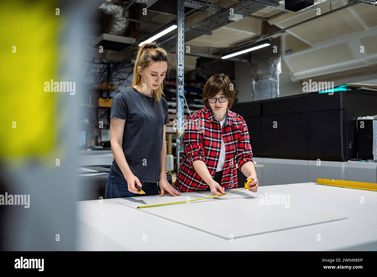 Worker in printing house people hi-res stock photography and images - Alamy