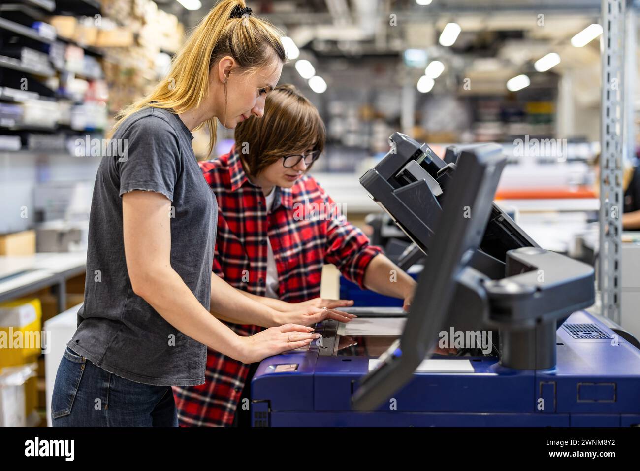 Teamwork in logistics hi-res stock photography and images - Alamy