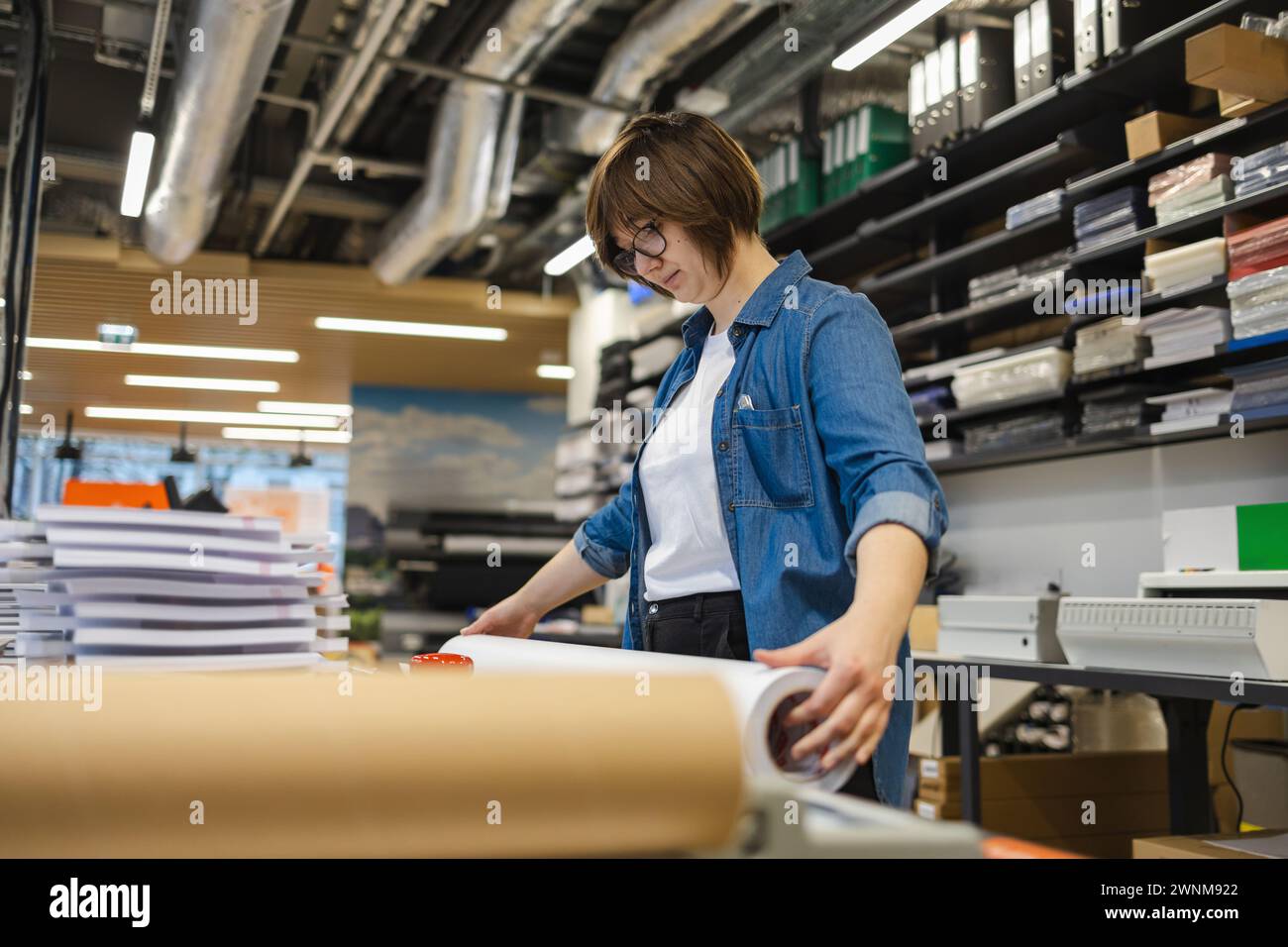 Worker in printing press hi-res stock photography and images - Alamy