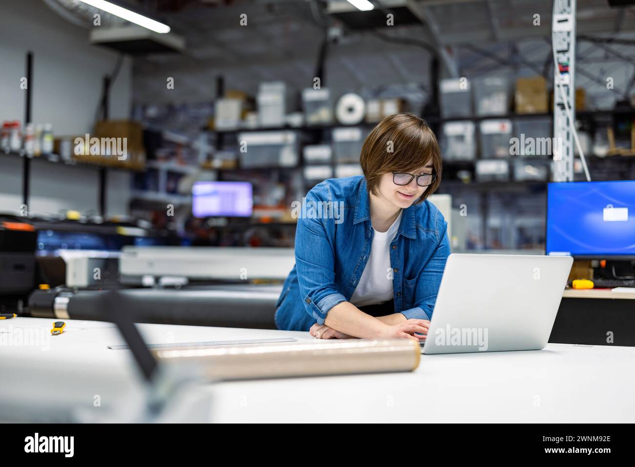 Laptop production plant hi-res stock photography and images - Alamy