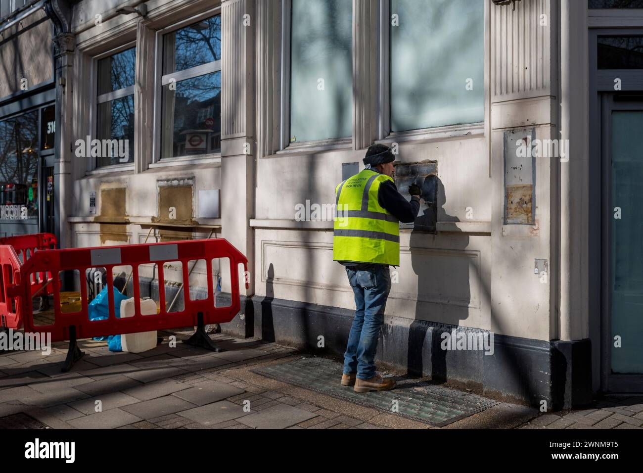 Bank branch closed worker hi-res stock photography and images - Alamy