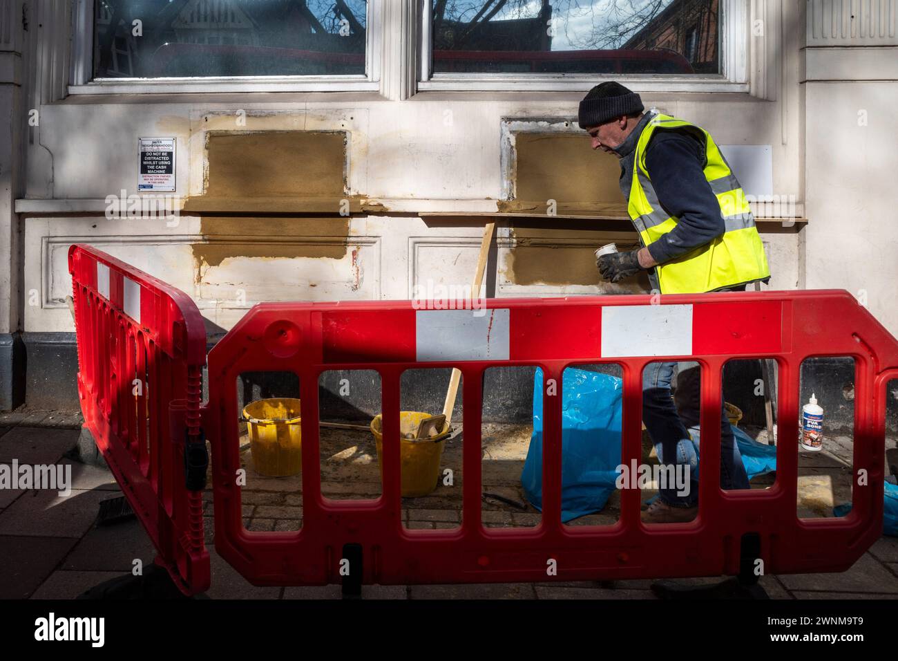 Bank branch closed worker hi-res stock photography and images - Alamy