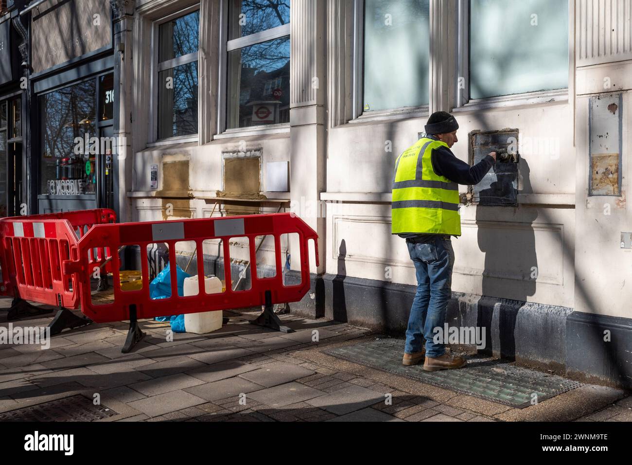 Bank branch closed worker hi-res stock photography and images - Alamy