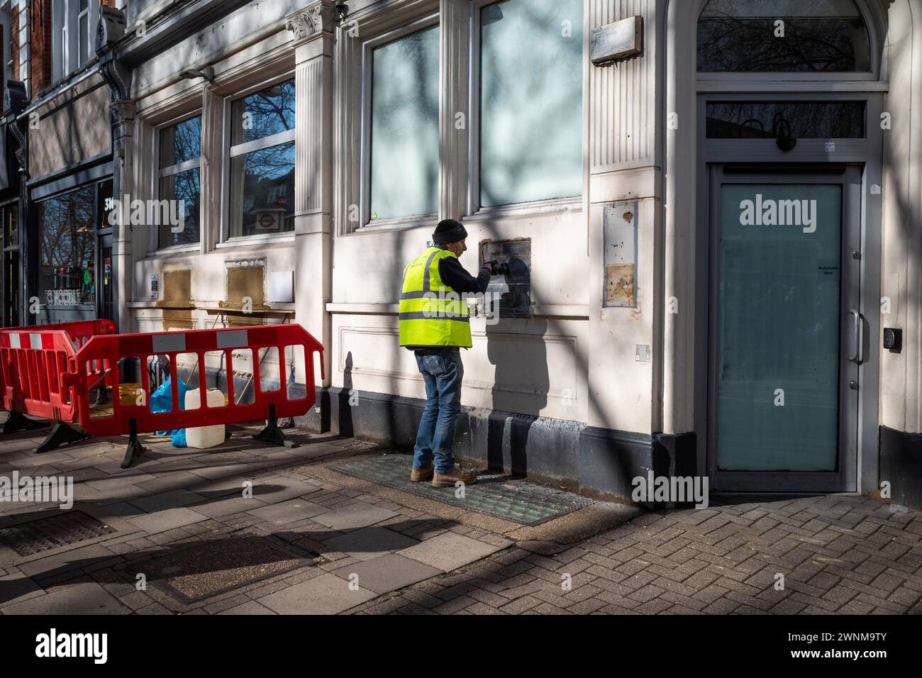 Bank branch closed worker hi-res stock photography and images - Alamy
