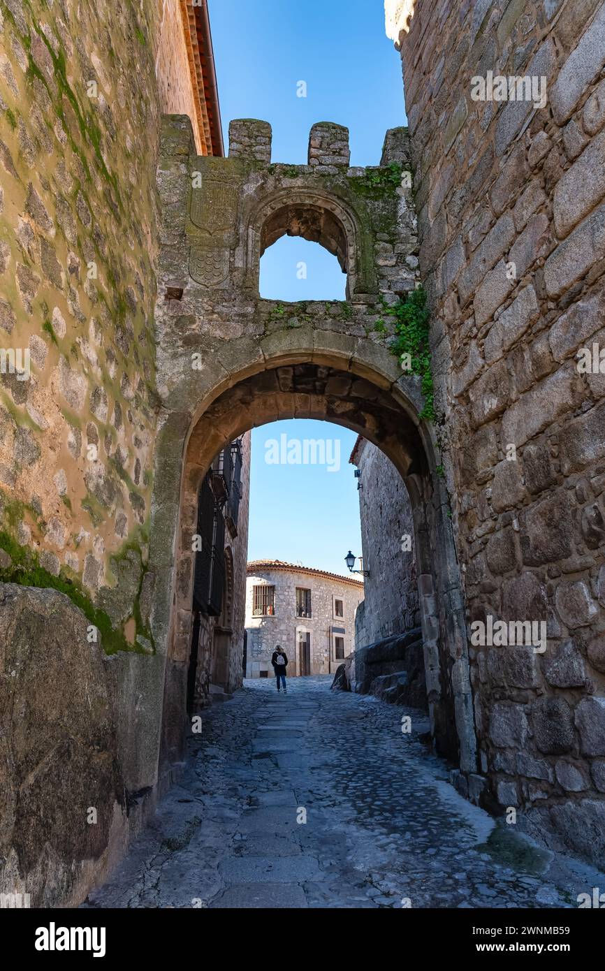 Narrow picturesque alley with stone arch and medieval architecture ...