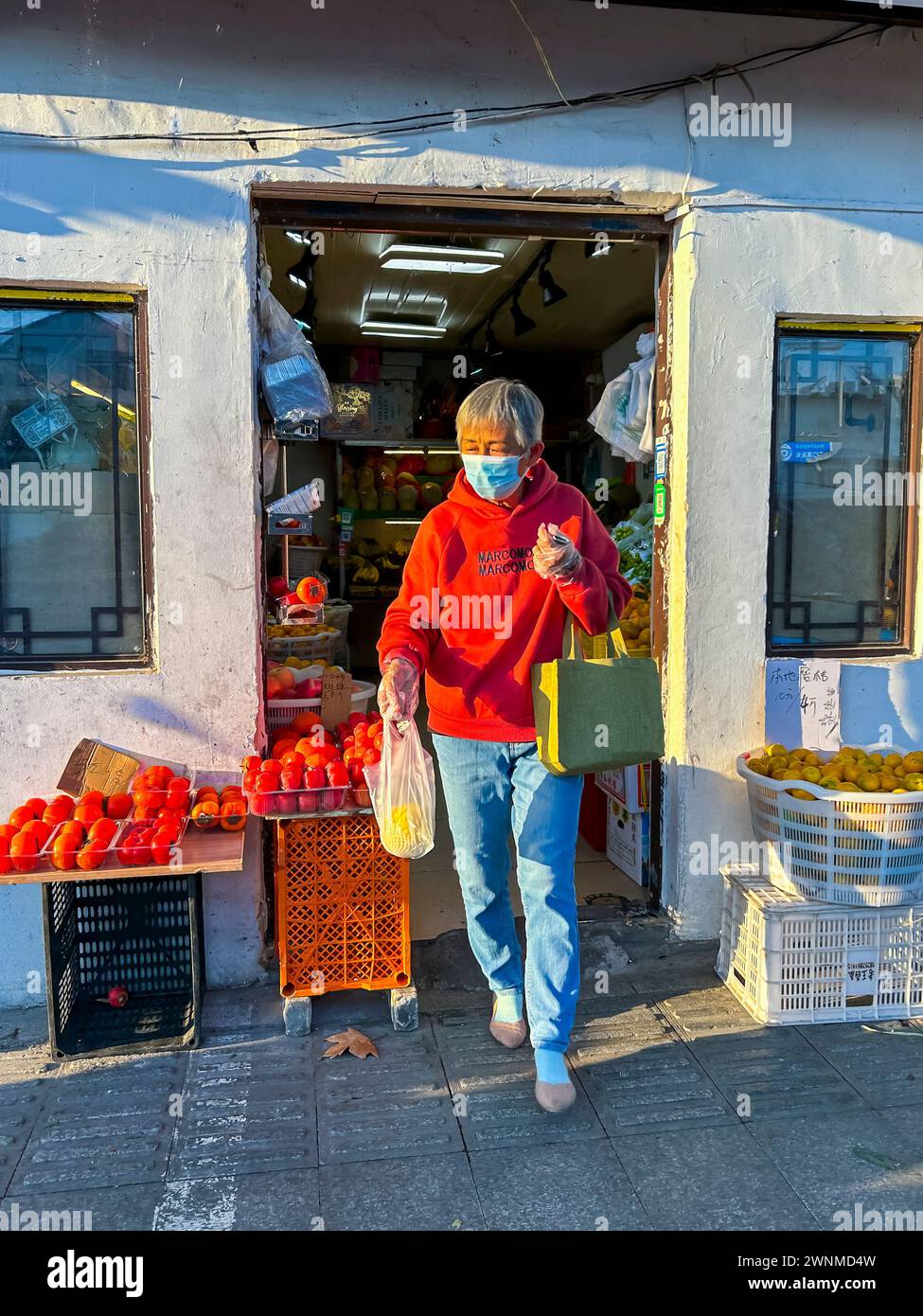 Old chinese woman hi-res stock photography and images - Alamy